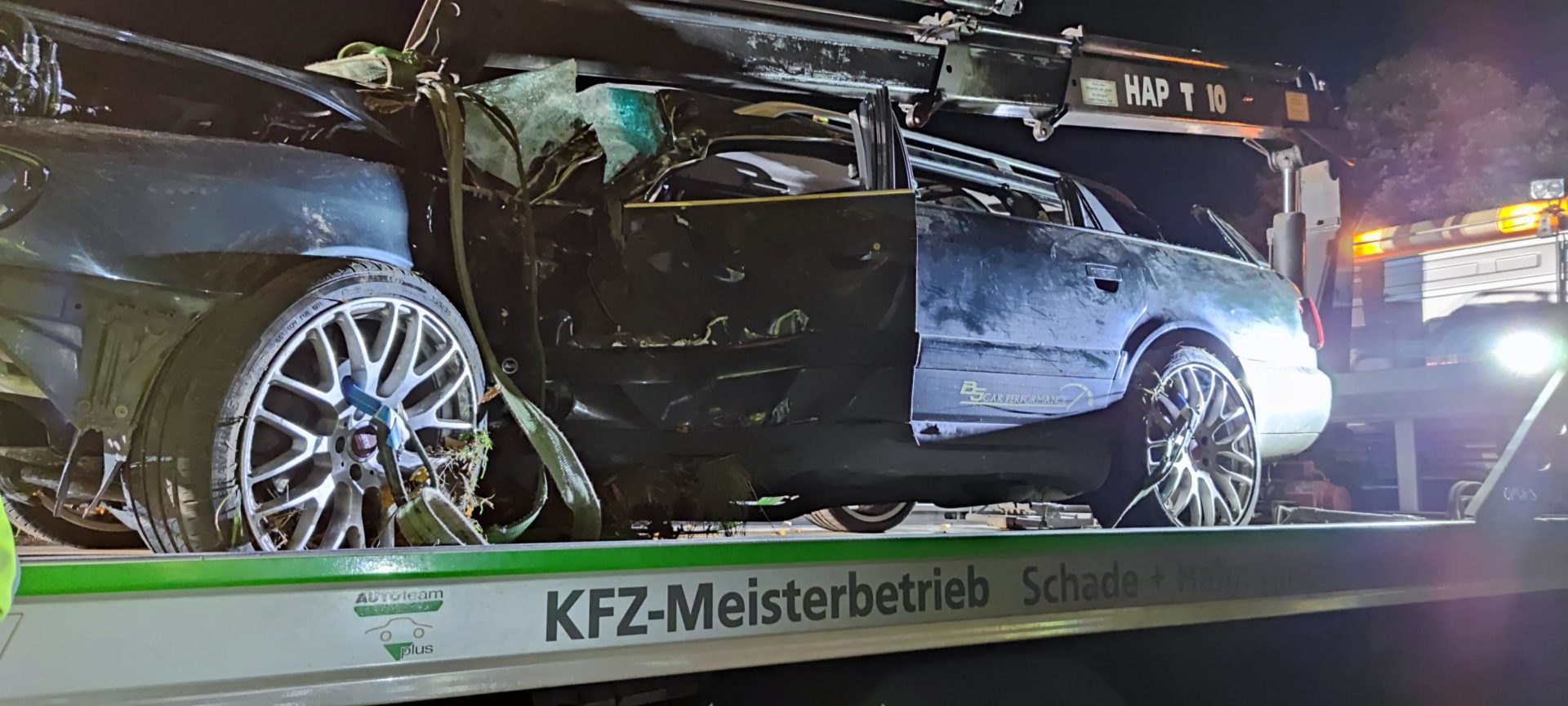 Baumunfall auf der B1: Audi-Fahrer schwer verletzt - Feuerwehr Vechelde-Wahle