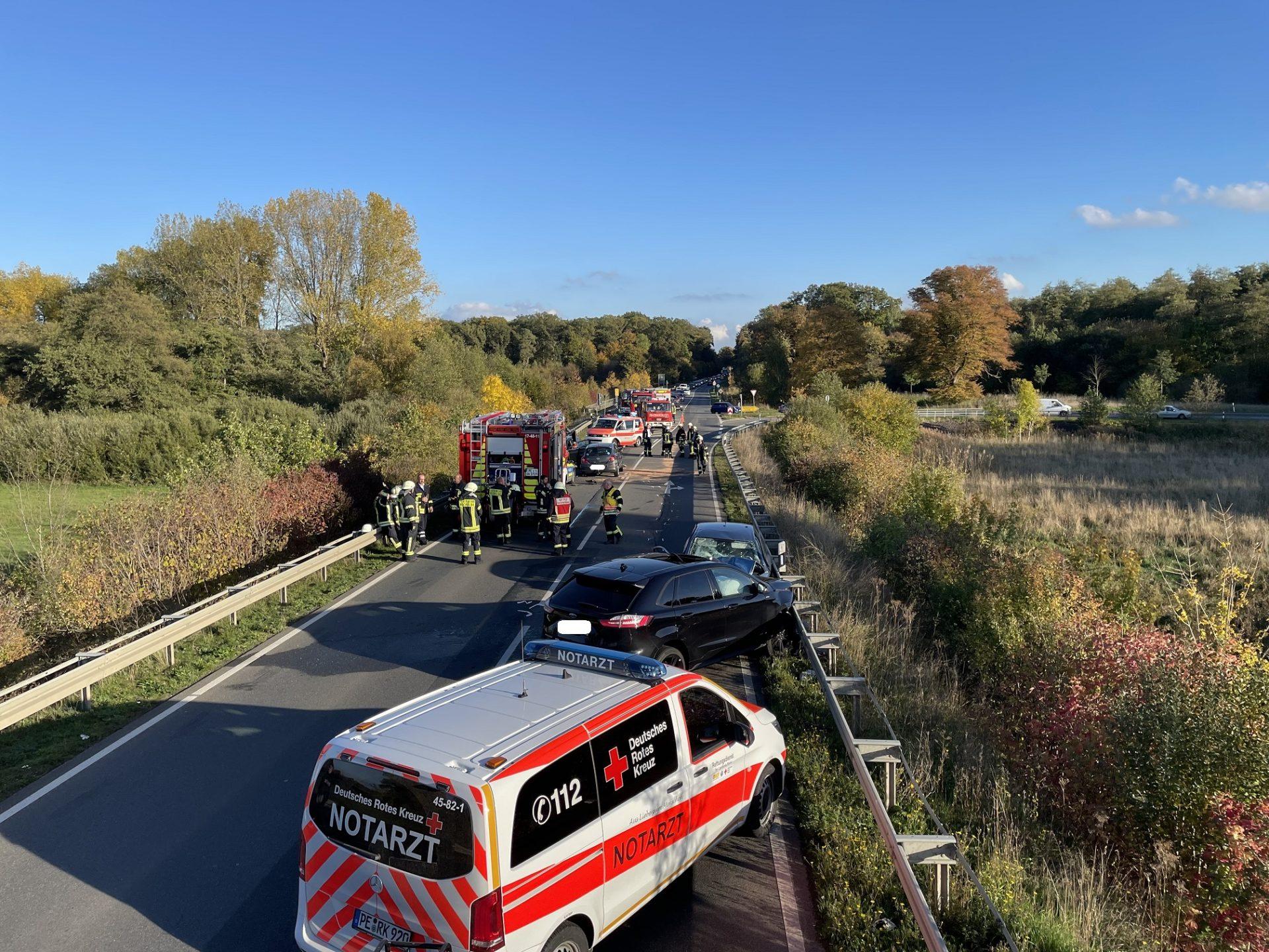 Trümmerfeld auf der Umgehungsstraße: Schwerer Verkehrsunfall – 4 Verletzte - Feuerwehr Vechelde ...